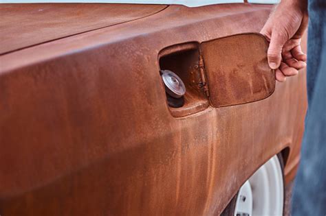 남성 핸드는 급 유를 위해 조정 된 복고풍 차의 가스 캡을 엽니다 녹슨에 대한 스톡 사진 및 기타 이미지 녹슨 연료 탱크