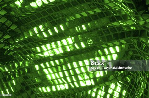 텍스처 배경 패턴입니다 녹색 큰 Paillettes 가진 직물에 의하여 이루어져 있다 큰 반짝임의 이러한 여러 가지 빛깔된의 기름 얼룩과 관심에 대 한 준비가 되어 날카로운