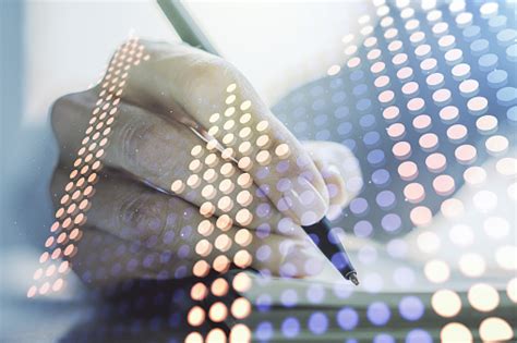 배경 리더십과 동기 부여 개념에 일기에 쓰기 창조적 인 추상 상향 화살표 홀로그램과 여성의 손으로 쓰기 다중 노출 개념에 대한