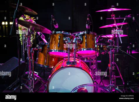 Un Ensemble De Batterie Sur Scène Et Magenta Fond Clair Scène Vide Avec Des Instruments Prêts