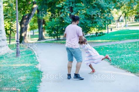 아프리카계 미국인 남자가 공공 공원에서 귀여운 딸과 함께 사랑스러운 순간을 보내고 있습니다 25 29세에 대한 스톡 사진 및 기타 이미지 Istock