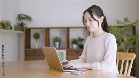 ラップトップを使う若い女性 Stock Photo Adobe Stock