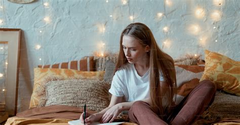 차분하고 활기찬 젊은 성인 소녀가 주최자에서 메모를 하고 침실에서 쉬고 집에서 아침을 보내고 침대에 앉아 사진 Unsplash의 우크라이나 이미지