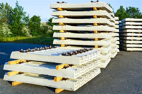 설치하기 전에 레일 마운트가 있는 새로운 철근 콘크리트 철도 트랙 침목을 쌓았습니다 0명에 대한 스톡 사진 및 기타 이미지 0명 건설 산업 기차 Istock