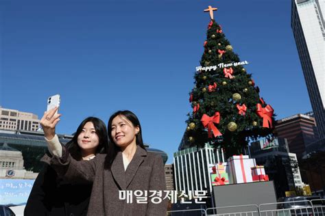 [포토] 서울광장에 설치된 대형 크리스마스 트리