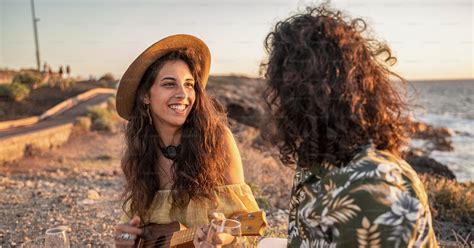 젊은 유행의 히피 커플은 해변에서 낭만적 인 피크닉을 즐기며 우쿨렐레 기타를 연주하고 노래를 부릅니다 일몰 빛 여름 시간 사진 Unsplash의 노래 이미지