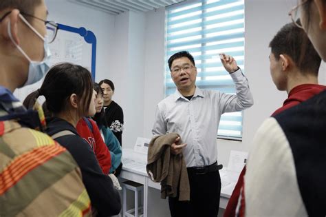 武汉英中师生赴电子与电气工程学院开展研学实践活动 武汉纺织大学 电子与电气工程学院