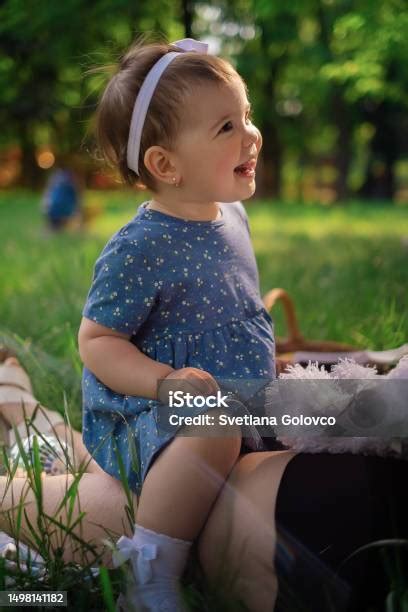 아름다운 엄마와 귀여운 딸은 공원에서 딸기와 귤을 먹고 피크닉 데이 가족 주말 공원 휴가를 즐깁니다 18 23 개월에 대한 스톡 사진 및 기타 이미지 Istock