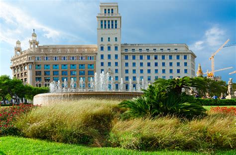 유명한 람블라 바르셀로나 스페인에 분수 근처 관광객 나머지 거리에 대한 스톡 사진 및 기타 이미지 거리 건물 외관 건축 Istock