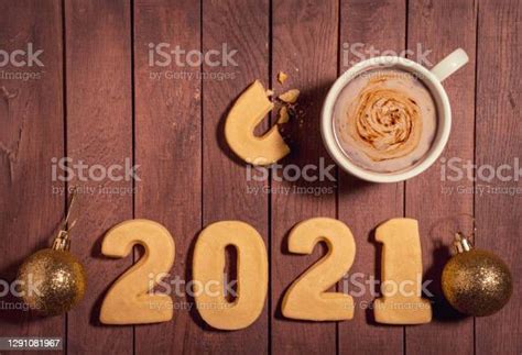 설탕 쿠키 커피와 장식 공 나무 테이블에 반 먹은 0 번호 모양의 쿠키 공간을 복사합니다 2021 년 새해 구성 0명에 대한 스톡 사진 및 기타 이미지 Istock