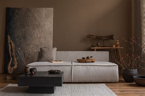 모형 포스터 프레임 모듈식 소파 세련된 커피 테이블 가지가 있는 꽃병 나무 장식 및 개인 액세서리가 있는 와비사비 거실 인테리어의 창의적인 구성 가정 장식 템플렛 0명에