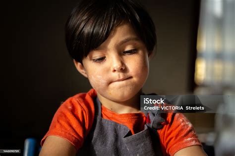 밀가루로 더러운 얼굴을 가진 어두운 짧은 머리를 가진 소녀 4 5세에 대한 스톡 사진 및 기타 이미지 4 5세 가사 집안일 가정 주방 Istock