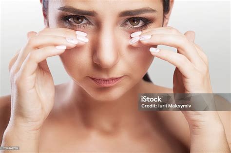 고통입니다 피곤된 피곤된 스트레스 여자 눈 통증에서 고통 아픈 느낌 두통 코 통증 있고 감동 고통 스러운 눈 아름 다운 젊은 여자의 초상화 건강 관리입니다 눈 신체 부분에