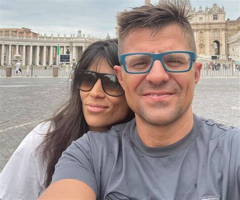 Друг мъж подарява рози на жената на Андрей Арнаудов СНИМКА Информационна агенция ПИК