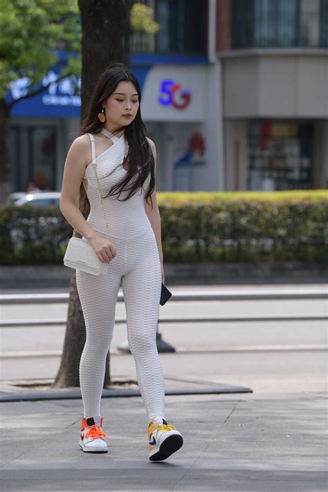 视觉冲击作品 白色连体紧身裤女孩 写真 视频 V2ph