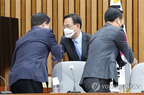 국민의힘 원내대책회의 참석 의원들과 악수하는 주호영 연합뉴스