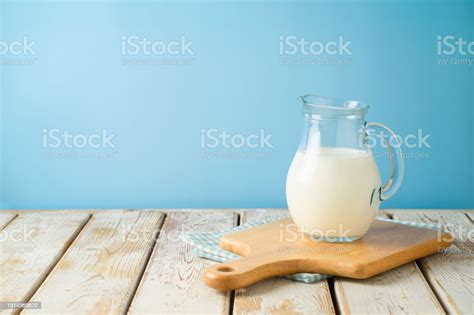 식탁보와 파란색 배경 위에 도마가있는 나무 테이블에 우유 용기 디자인에 대한 부엌 모의 0명에 대한 스톡 사진 및 기타 이미지 0명 Shavuot 개념 Istock