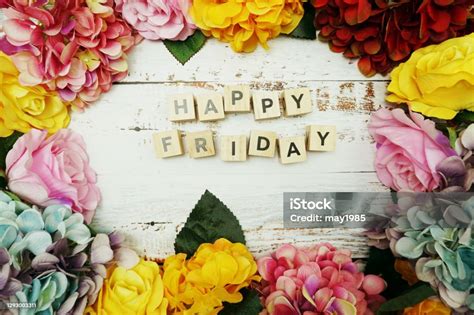 나무 배경에 화려한 꽃 테두리 프레임 해피 프라이데이 알파벳 문자 계획에 대한 스톡 사진 및 기타 이미지 계획 금요일 낮