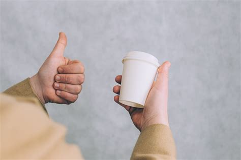 한 남자가 가벼운 배경에서 커피와 차를 위한 종이 컵을 모형으로 들고 있습니다 구이에 대한 스톡 사진 및 기타 이미지 구이 남자 라떼 Istock