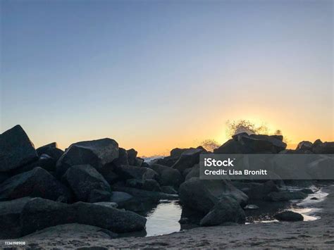 파도는 석양에 겨울에 베니스 비치 캘리포니아에서 바위에 대 한 충돌 0명에 대한 스톡 사진 및 기타 이미지 0명 검은색 경관 Istock