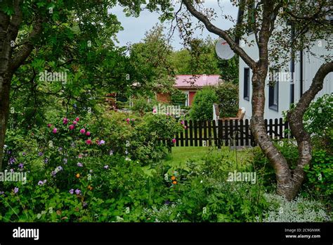 Architectural Details And Lush Garden Scenery In West Kópavogur 50s