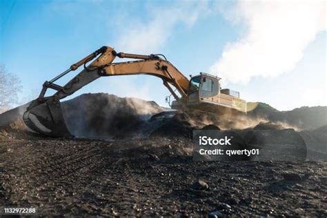 탄광에서 노란색 큰 굴 삭 기 배경에 밝은 태양과 좋은 푸른 하늘과 함께 품종을 로드 합니다 광업 트럭 광산 기계 탄광 기술 양동이에 대한 스톡 사진 및 기타 이미지