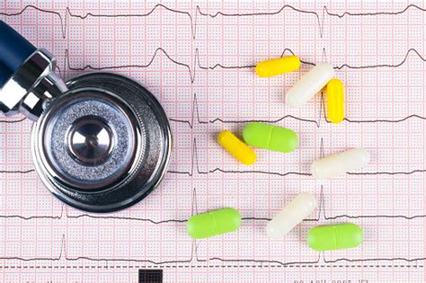 의학 청진 기 제품은 차트에 약의 더미와 함께 누워 심장 치료 건강 보호 예방 그리고 도움입니다 건강 한 생활 또는 보험 개념입니다 심전도 심전도 청진 기 및 다른 약입니다