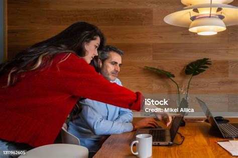 성인 사업가와 현대 사무실에서 노트북으로 일하는 젊은 사업가 20 24세에 대한 스톡 사진 및 기타 이미지 20 24세 50 54세 격리 Istock