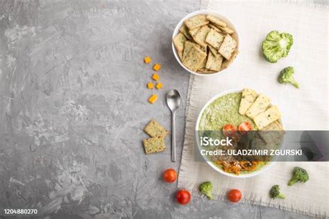 회색 콘크리트 배경과 린넨 냅킨에 흰색 그릇에 크래커와 치즈와 녹색 브로콜리 크림 수프 상단보기 평평한 평신도 복사 공간 바로 위에 대한 스톡 사진 및 기타 이미지 Istock