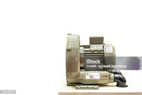 클리핑 경로로 격리된 테이블에 전기 모터가 있는 산업용 반자동 원심 소용돌이 공기 펌프 송풍기 또는 진공 펌프의 고압 강철에 대한 스톡 사진 및 기타 이미지 Istock