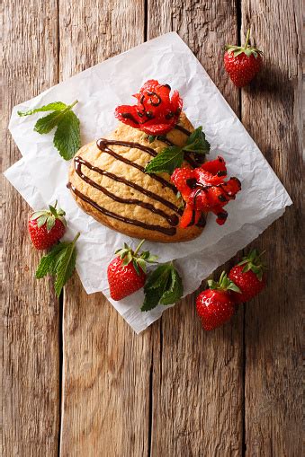 심장의 모양에 기념 미니 케이크 장식 초콜릿과 딸기 장미 클로즈업 수직 상단 보기 0명에 대한 스톡 사진 및 기타 이미지 0명 과일 꼭대기 Istock