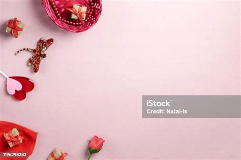 구성 발렌타인 데이 모든 연인 여성의 날에 대한 항목의 세트 텍스트 맨 위 보기의 배치입니다 공간을 복사합니다 평평한 평신도 수평 배너 블랭크 0명에 대한 스톡 사진 및