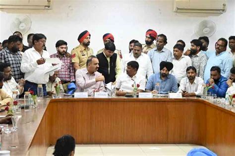 Chairman Of National Commission For Safai Karamcharis Meets Mc Employee