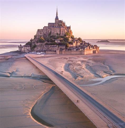 Френският замък Мон Сен Мишел е най необикновеният в света Снимки Виа Понтика