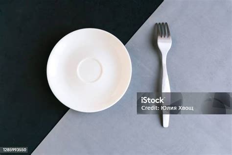 회색과 검은 색 배경에 빈 접시와 포크 텍스트의 공간을 복사합니다 최소한의 개념 0명에 대한 스톡 사진 및 기타 이미지 0명 디자인 레스토랑 Istock