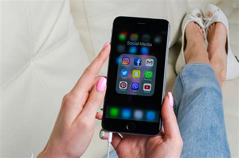 애플 아이폰 7 아이콘으로 여자 손에 소셜 미디어 페이 스 북 인 스타 그램 트위터 Snapchat 응용 프로그램 화면에 태블릿 컴퓨터 라이프 스타일입니다 소셜 미디어 애플