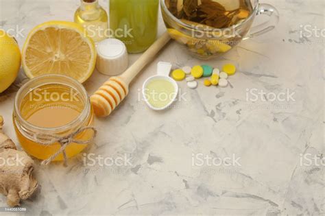 흰색 나무 테이블에 독감과 감기 요법을위한 다양한 의약품 감기 질병 감기 독감 0명에 대한 스톡 사진 및 기타 이미지 0명 감기와 독감 개념 Istock