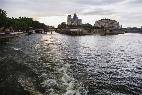 파리 세 느 강에 우주선에 도보 유럽 여행 노트르담 드 파리의 대성당입니다 프랑스의 관광 명소입니다 회색 하늘입니다 고딕 양식의 건물 0명에 대한 스톡 사진 및 기타 이미지