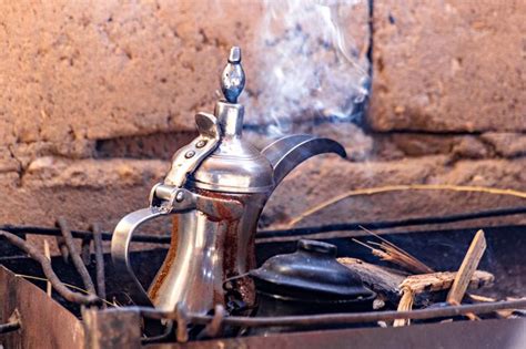 Té Beduino En El Fuego En La Aldea Beduina Sinaí Egipto Foto Premium