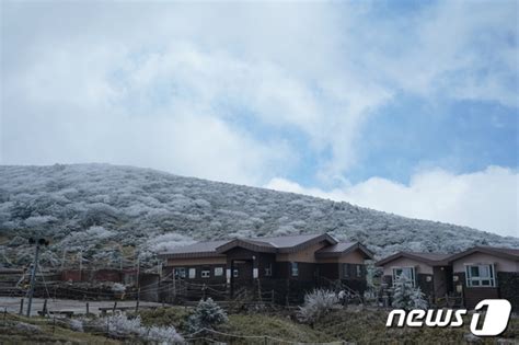 새하얗게 변한 5월 한라산