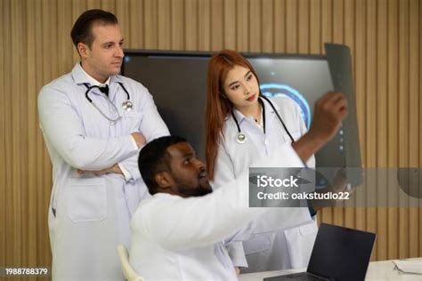 병원 환경에서 환자에 대해 논의하는 다문화 의료팀 Mri 필름 Group 3에 대한 스톡 사진 및 기타 이미지 Group 3 Mri 스캔 Staff Meeting