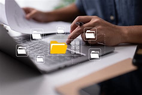 전자 문서를 기반으로 종이없는 사무실 개념 가상 화면에서 전자 문서의 아이콘을 보면서 사업가가 랩톱 키보드를 입력합니다 개념에 대한 스톡 사진 및 기타 이미지 Istock