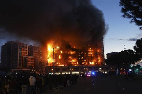 Nueve Muertos En El Incendio De Valencia Propagado Por Material