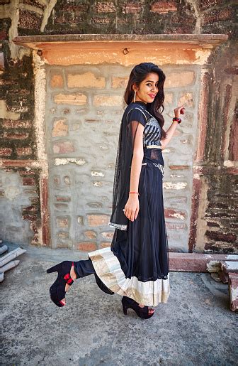 세로는 도보 인도어 여자아이 활기참 웃는 20 24세에 대한 스톡 사진 및 기타 이미지 20 24세 2015년 걷기 Istock