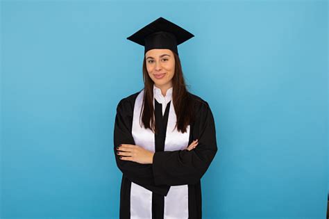 미소를 짓고 졸업장을 들고 대학 환경에서 자부심과 흥분으로 학업 성취를 축하하는 자신감 넘치는 졸업생 20 29세에 대한 스톡 사진 및 기타 이미지 Istock