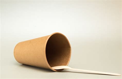 어두운 배경 그것에 옆에 옆에 커피 거짓말에 대 한 종이 컵은 나무 커피 스푼 0명에 대한 스톡 사진 및 기타 이미지 0명