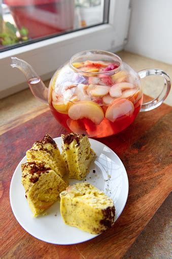 접시에 수제 케이크 조각과 조림 과일이 들어간 유리 주전자 창턱에 사과 자두 딸기 신선한 과일과 건강 식품의 개념 0명에 대한 스톡 사진 및 기타 이미지 Istock