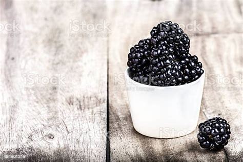 블랙베리 만들진 인명별 Bowl 에서 밝은 압살했다 배경기술 닽힌 0명에 대한 스톡 사진 및 기타 이미지 0명 3가지 개체 개체 그룹 Istock