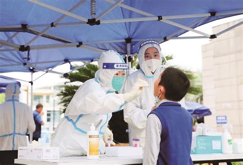 重庆援沪医疗队队员在方松街道檀香花苑小区为居民核酸检测采样