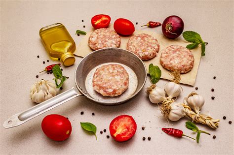 생 커틀릿 신선한 야채 향신료 올리브 오일 빈티지 팬 피크닉 또는 바베큐 요리 개념 0명에 대한 스톡 사진 및 기타 이미지 Istock